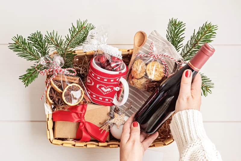 30 Best Christmas Gifts for Employees: Guide to Choosing Memorable ...